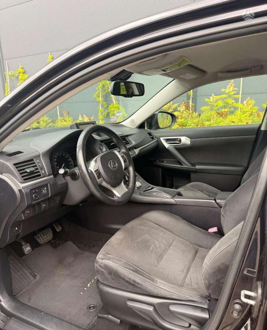 Black Lexus CT 200h 2011 in Vilnius, with an engine capacity of 1.80 L and mileage of 209 thousand km for 7999 €, photo 13 on AUTOMOTO.COM.LV