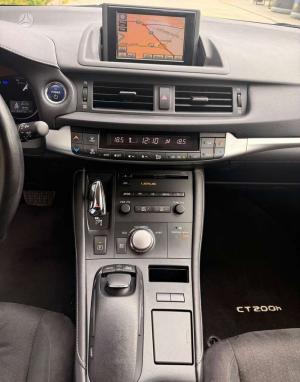 Black Lexus CT 200h 2011 in Vilnius, with an engine capacity of 1.80 L and mileage of 209 thousand km for 7999 €, photo 20 on AUTOMOTO.COM.LV