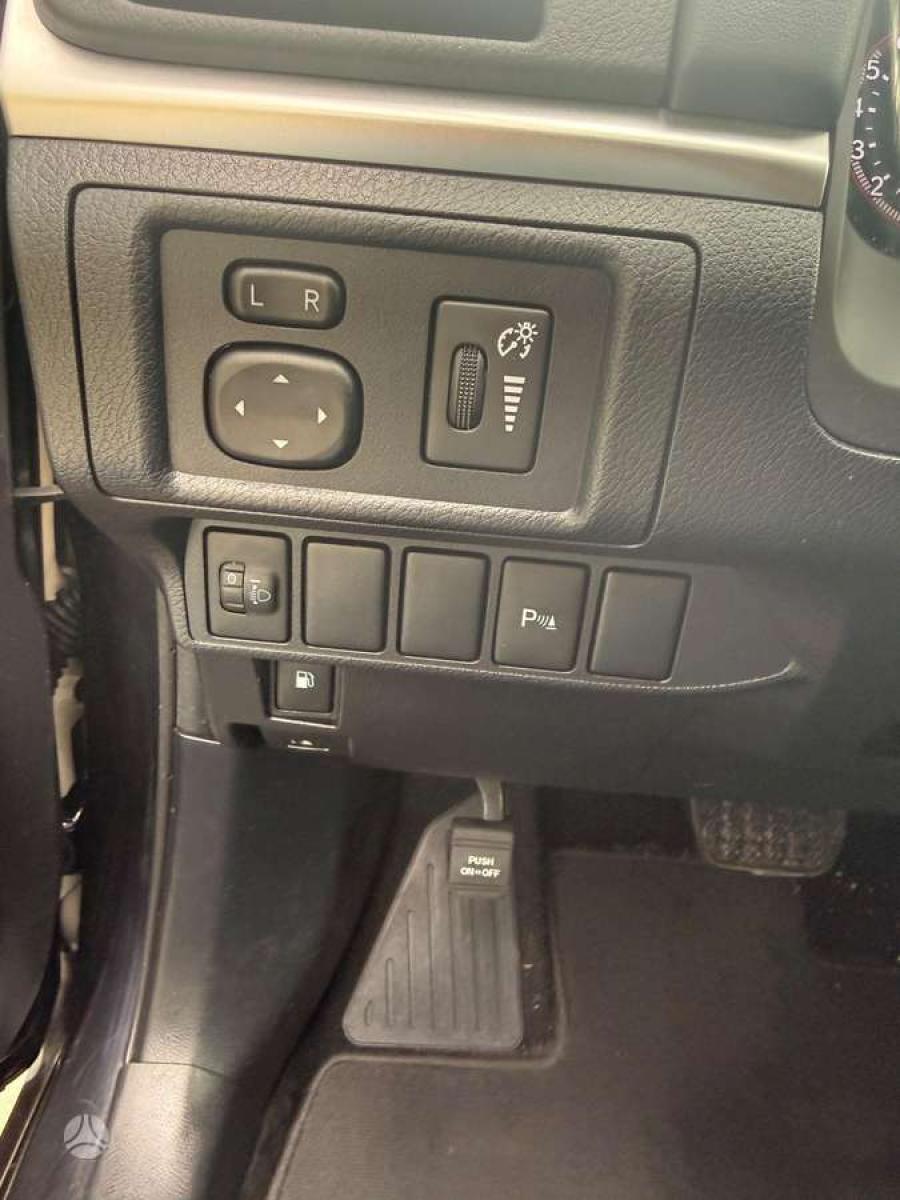 Black Lexus CT 200h 2011 in Vilnius, with an engine capacity of 1.80 L and mileage of 209 thousand km for 7999 €, photo 21 on AUTOMOTO.COM.LV