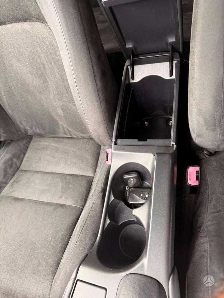 Black Lexus CT 200h 2011 in Vilnius, with an engine capacity of 1.80 L and mileage of 209 thousand km for 7999 €, photo 25 on AUTOMOTO.COM.LV
