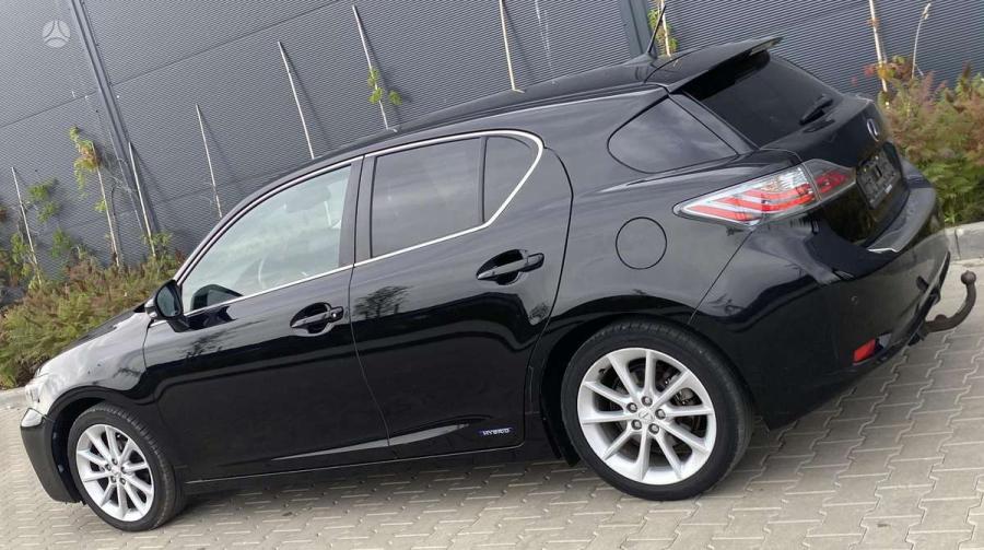 Black Lexus CT 200h 2011 in Vilnius, with an engine capacity of 1.80 L and mileage of 193 thousand km for 7999 €, photo 3 on AUTOMOTO.COM.LV