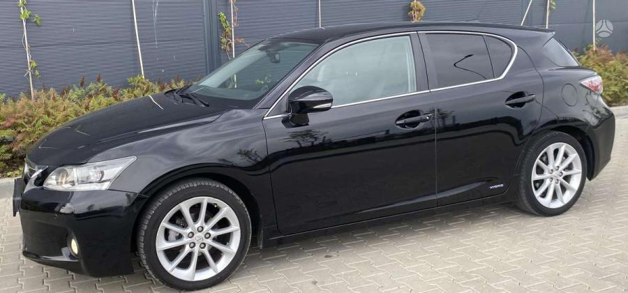 Black Lexus CT 200h 2011 in Vilnius, with an engine capacity of 1.80 L and mileage of 193 thousand km for 7999 €, photo 4 on AUTOMOTO.COM.LV