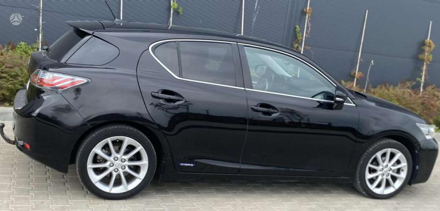 Black Lexus CT 200h 2011 in Vilnius, with an engine capacity of 1.80 L and mileage of 193 thousand km for 7999 €, photo 9 on AUTOMOTO.COM.LV