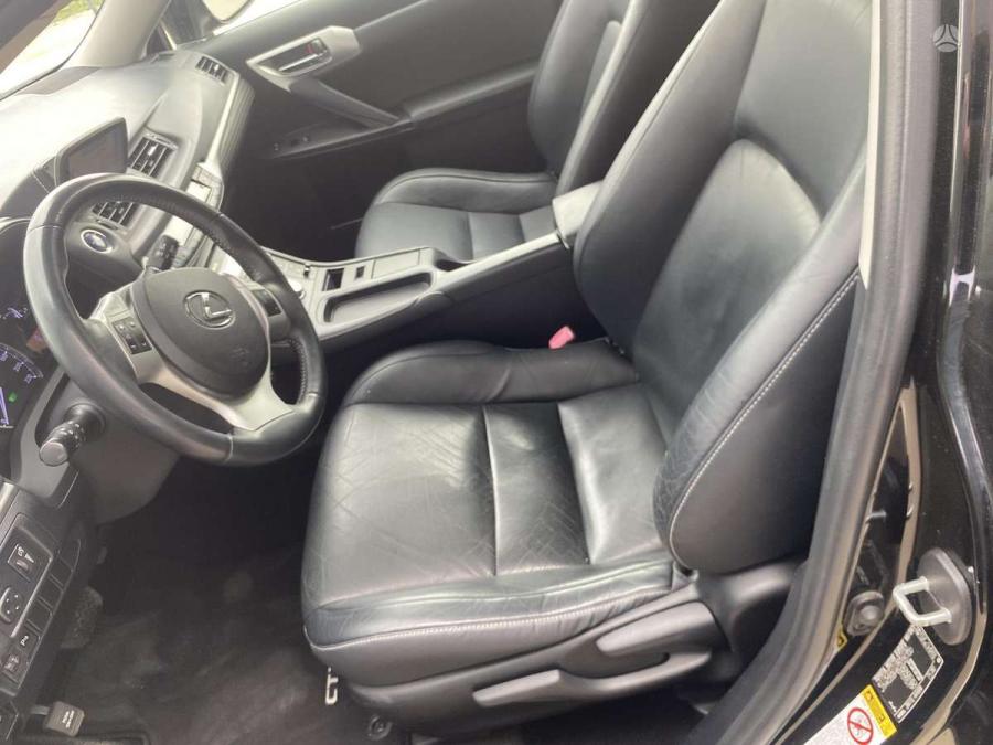 Black Lexus CT 200h 2011 in Vilnius, with an engine capacity of 1.80 L and mileage of 193 thousand km for 7999 €, photo 13 on AUTOMOTO.COM.LV