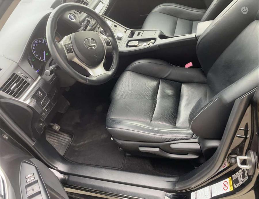 Black Lexus CT 200h 2011 in Vilnius, with an engine capacity of 1.80 L and mileage of 193 thousand km for 7999 €, photo 14 on AUTOMOTO.COM.LV