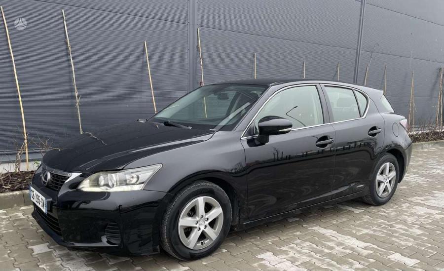 Black Lexus CT 200h 2012 in Vilnius, with an engine capacity of 1.80 L and mileage of 219 thousand km for 7990 €, photo 2 on AUTOMOTO.COM.LV