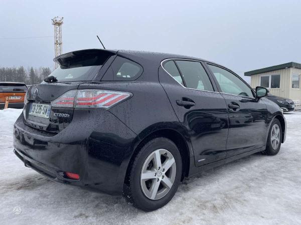 Black Lexus CT 200h 2012 in Vilnius, with an engine capacity of 1.80 L and mileage of 219 thousand km for 7750 €, photo 3 on AUTOMOTO.COM.LV