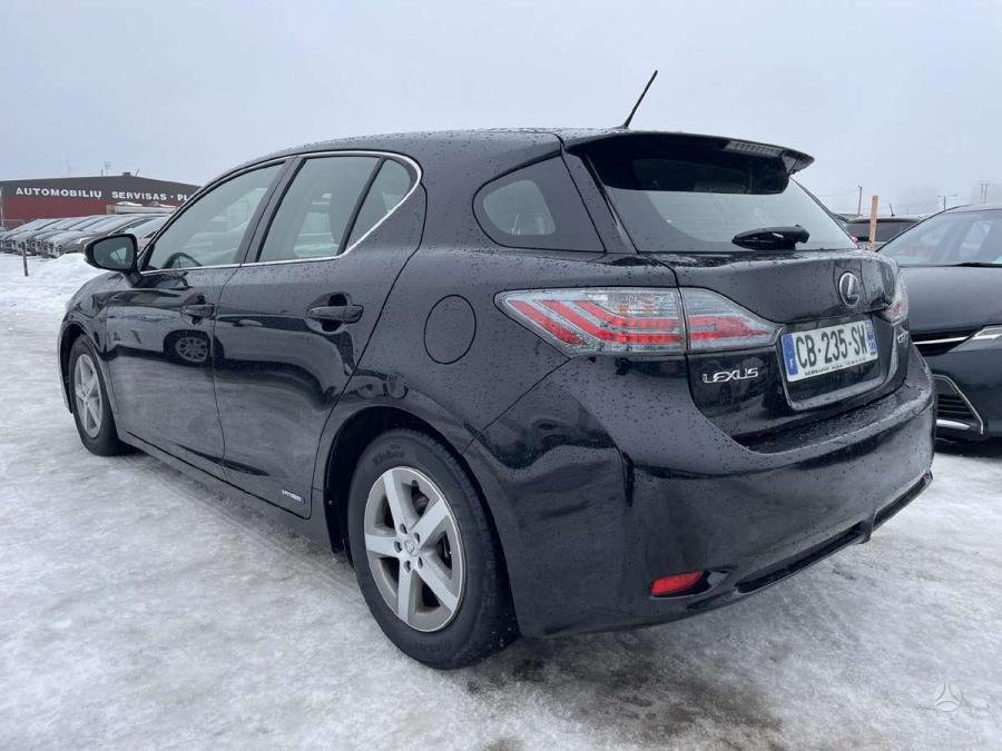 Black Lexus CT 200h 2012 in Vilnius, with an engine capacity of 1.80 L and mileage of 219 thousand km for 7750 €, photo 4 on AUTOMOTO.COM.LV