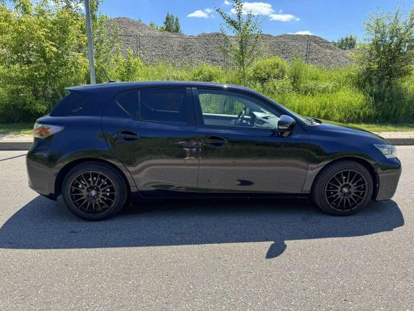 Black Lexus CT 200h 2012 in Vilnius, with an engine capacity of 1.80 L and mileage of 280 thousand km for 8500 €, photo 5 on AUTOMOTO.COM.LV