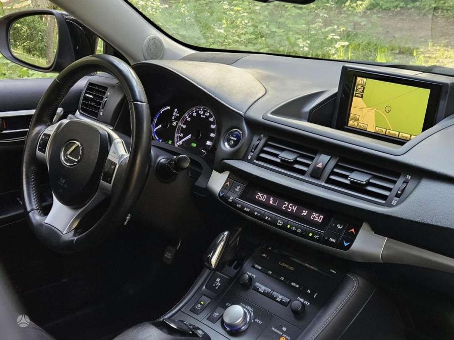 Черный Лексус CT 200h 2012 в Каунас, объемом двигателя 1.80 л и пробегом 234 тыс. км за 8750 €, фото 7 на AUTOMOTO.COM.LV