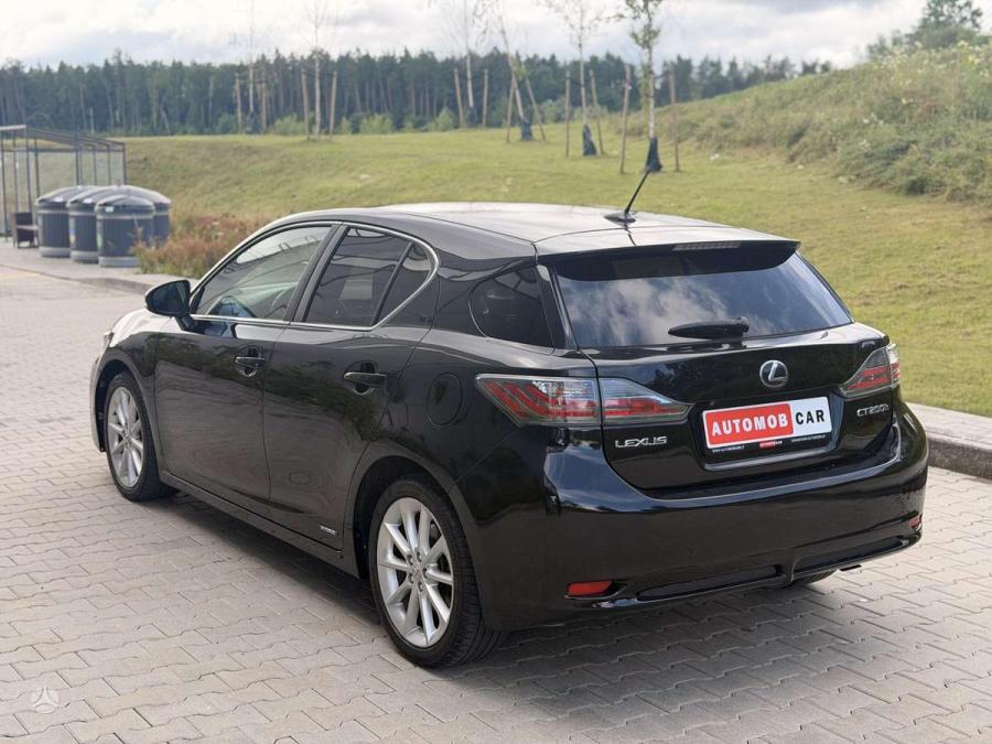 Black Lexus CT 200h 2012 in Vilnius, with an engine capacity of 1.80 L and mileage of 215 thousand km for 10500 €, photo 8 on AUTOMOTO.COM.LV