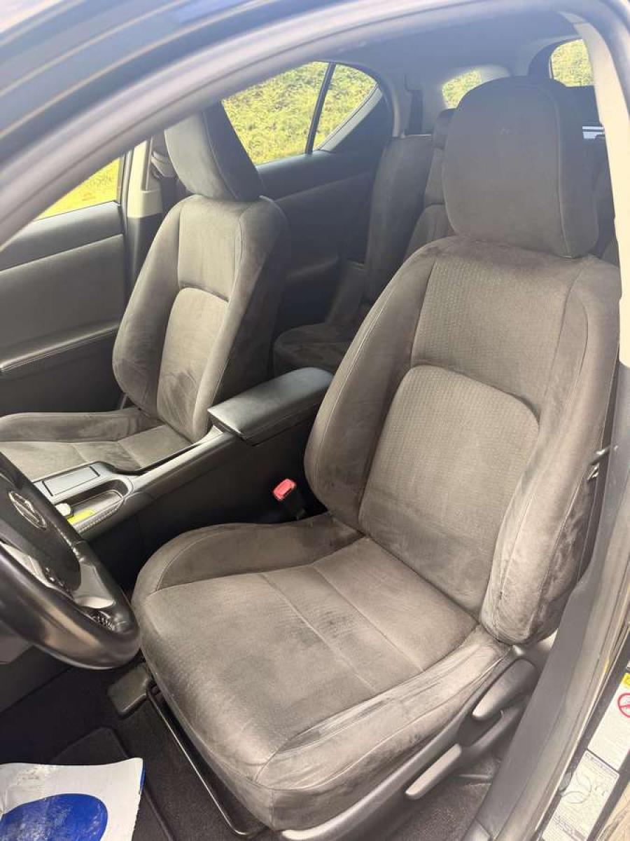 Black Lexus CT 200h 2012 in Vilnius, with an engine capacity of 1.80 L and mileage of 215 thousand km for 10500 €, photo 14 on AUTOMOTO.COM.LV