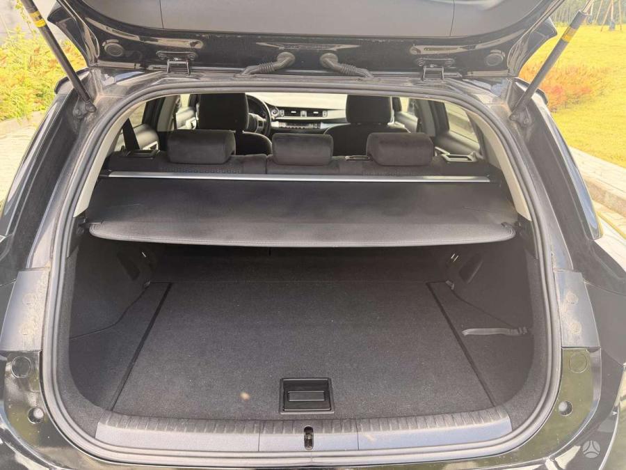 Black Lexus CT 200h 2012 in Vilnius, with an engine capacity of 1.80 L and mileage of 215 thousand km for 10500 €, photo 16 on AUTOMOTO.COM.LV