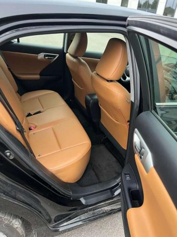 Black Lexus CT 200h 2012 in Kaunas, with an engine capacity of 1.80 L and mileage of 164 thousand km for 8300 €, photo 7 on AUTOMOTO.COM.LV