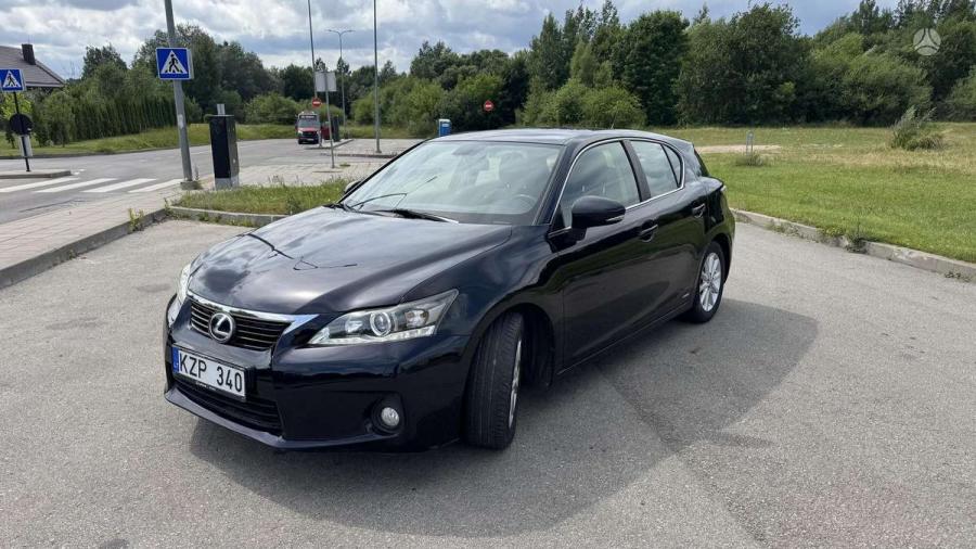 Melns Lexus CT 200h 2012 Viļņa, ar dzinēja tilpumu 1.80 L un nobraukumu 210 tūkst. km par 9300 €, foto 3 vietnē AUTOMOTO.COM.LV