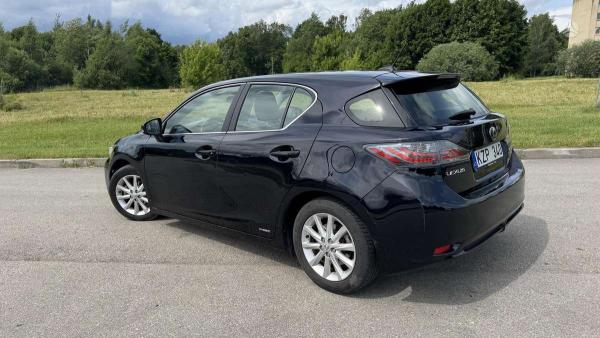 Black Lexus CT 200h 2012 in Vilnius, with an engine capacity of 1.80 L and mileage of 210 thousand km for 9300 €, photo 4 on AUTOMOTO.COM.LV