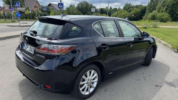 Black Lexus CT 200h 2012 in Vilnius, with an engine capacity of 1.80 L and mileage of 210 thousand km for 9300 €, photo 5 on AUTOMOTO.COM.LV