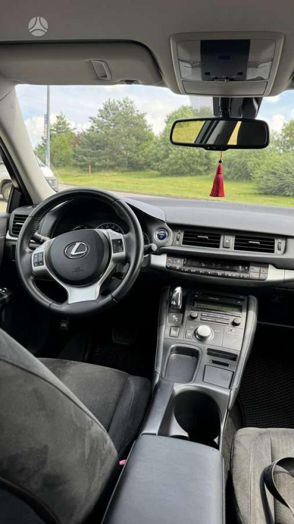 Black Lexus CT 200h 2012 in Vilnius, with an engine capacity of 1.80 L and mileage of 210 thousand km for 9300 €, photo 6 on AUTOMOTO.COM.LV