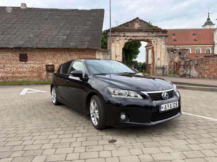 Black Lexus CT 200h 2012 in Kelme, with an engine capacity of 1.80 L and mileage of 268 thousand km for 7500 €, photo 1 on AUTOMOTO.COM.LV