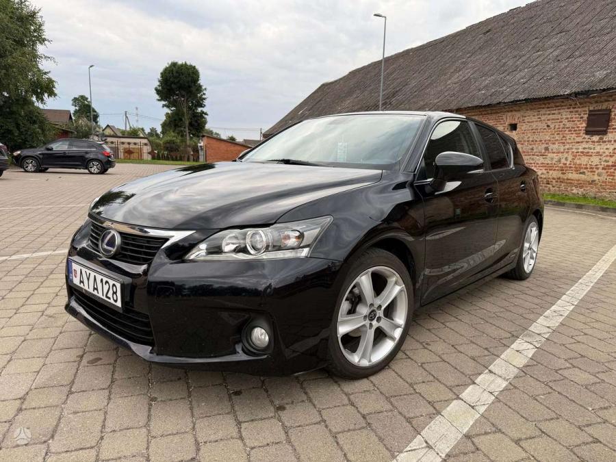 Black Lexus CT 200h 2012 in Kelme, with an engine capacity of 1.80 L and mileage of 268 thousand km for 7500 €, photo 4 on AUTOMOTO.COM.LV