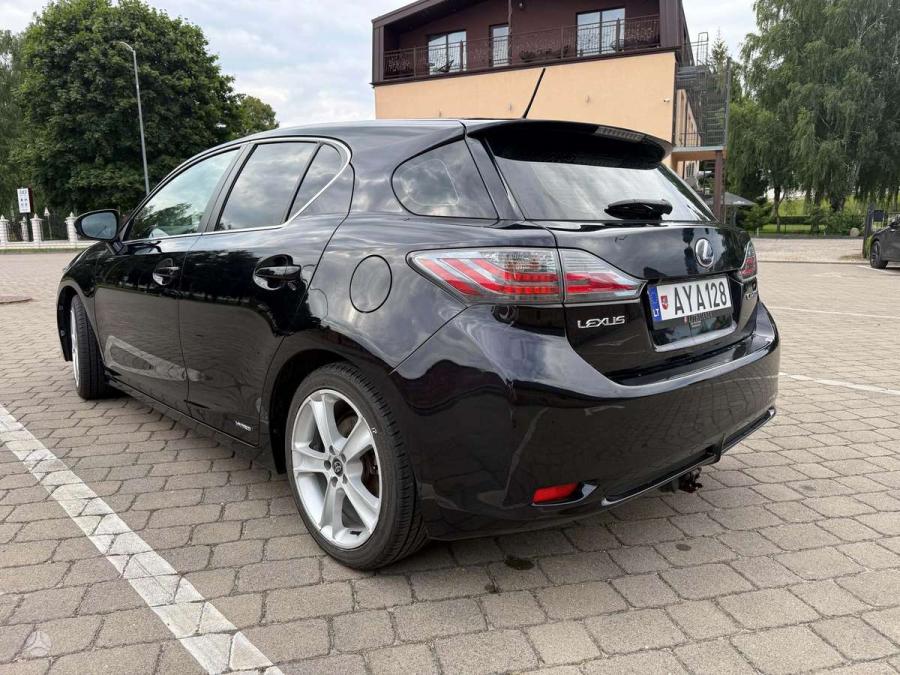 Black Lexus CT 200h 2012 in Kelme, with an engine capacity of 1.80 L and mileage of 268 thousand km for 7500 €, photo 5 on AUTOMOTO.COM.LV