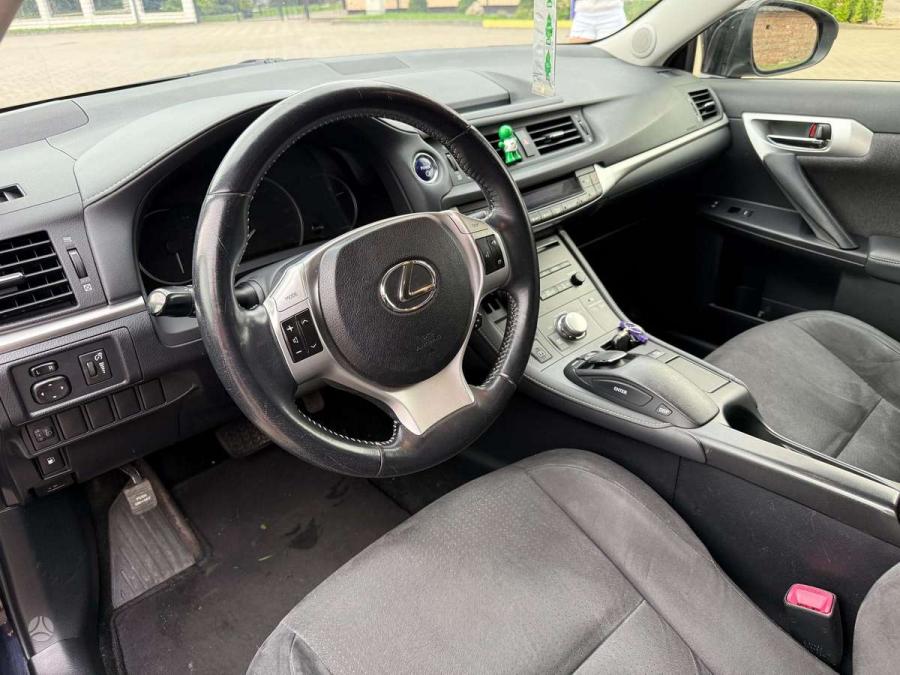 Black Lexus CT 200h 2012 in Kelme, with an engine capacity of 1.80 L and mileage of 268 thousand km for 7500 €, photo 8 on AUTOMOTO.COM.LV