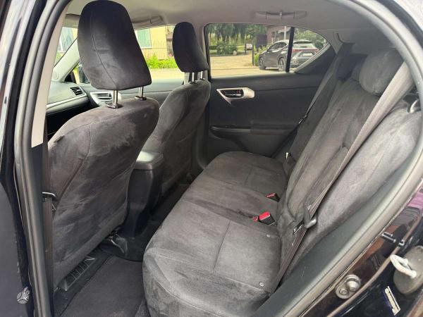 Black Lexus CT 200h 2012 in Kelme, with an engine capacity of 1.80 L and mileage of 268 thousand km for 7500 €, photo 8 on AUTOMOTO.COM.LV