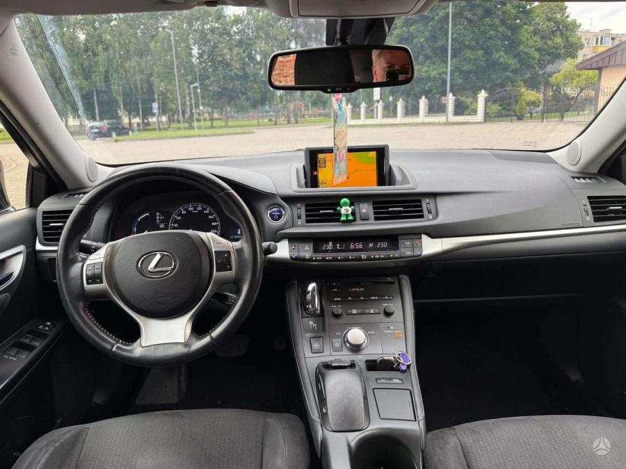 Black Lexus CT 200h 2012 in Kelme, with an engine capacity of 1.80 L and mileage of 268 thousand km for 7500 €, photo 11 on AUTOMOTO.COM.LV