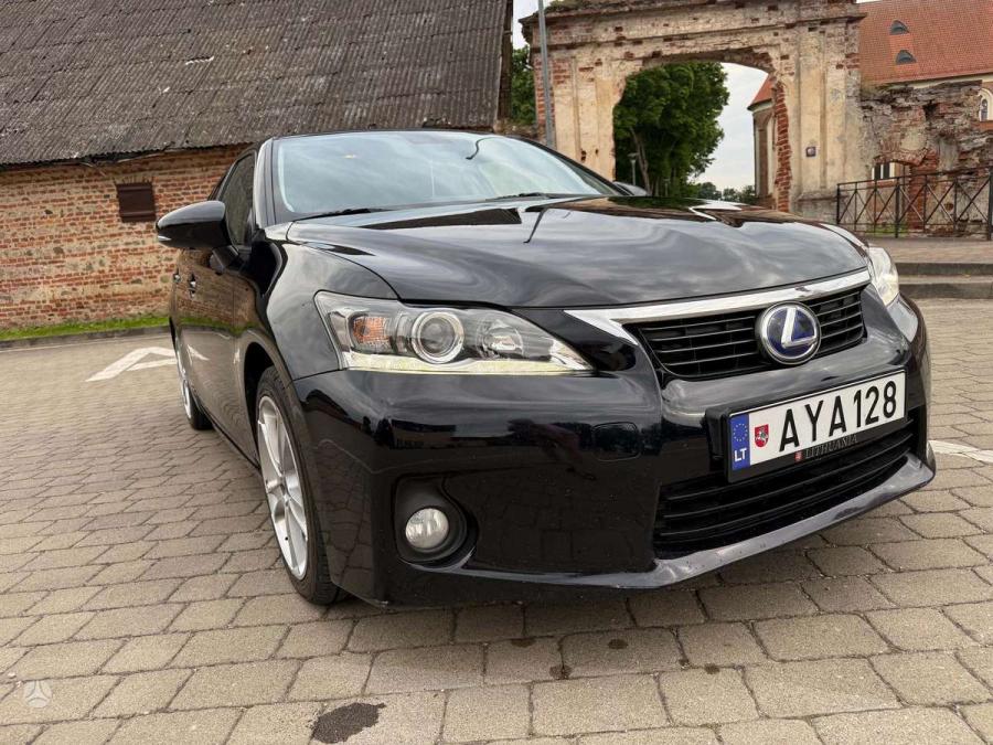 Black Lexus CT 200h 2012 in Kelme, with an engine capacity of 1.80 L and mileage of 268 thousand km for 7500 €, photo 12 on AUTOMOTO.COM.LV