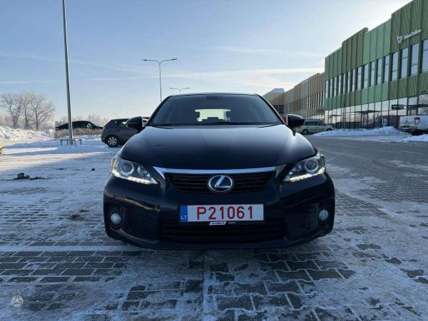 Black Lexus CT 200h 2013 in Vilnius, with an engine capacity of 1.80 L and mileage of 289 thousand km for 7650 €, photo 3 on AUTOMOTO.COM.LV