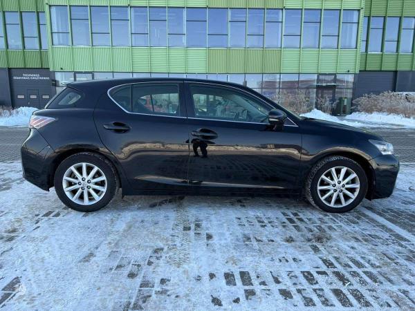 Black Lexus CT 200h 2013 in Vilnius, with an engine capacity of 1.80 L and mileage of 289 thousand km for 7650 €, photo 4 on AUTOMOTO.COM.LV