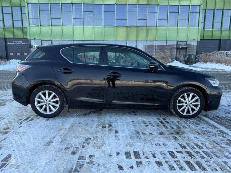 Black Lexus CT 200h 2013 in Vilnius, with an engine capacity of 1.80 L and mileage of 289 thousand km for 7650 €, photo 4 on AUTOMOTO.COM.LV