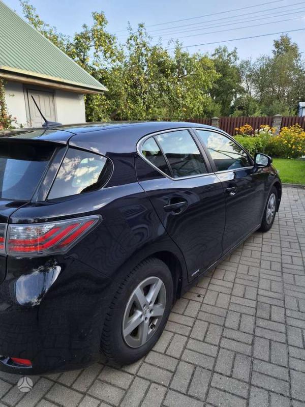 Black Lexus CT 200h 2013 in Vilnius, with an engine capacity of 1.80 L and mileage of 273 thousand km for 8200 €, photo 3 on AUTOMOTO.COM.LV