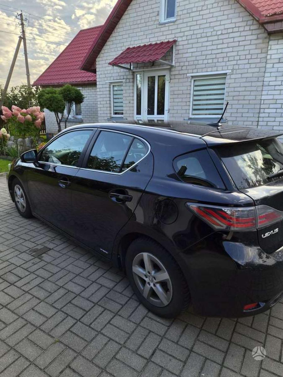 Black Lexus CT 200h 2013 in Vilnius, with an engine capacity of 1.80 L and mileage of 273 thousand km for 8200 €, photo 4 on AUTOMOTO.COM.LV