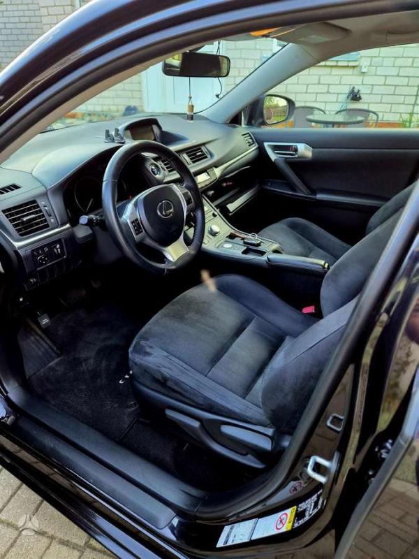 Black Lexus CT 200h 2013 in Vilnius, with an engine capacity of 1.80 L and mileage of 273 thousand km for 8200 €, photo 8 on AUTOMOTO.COM.LV