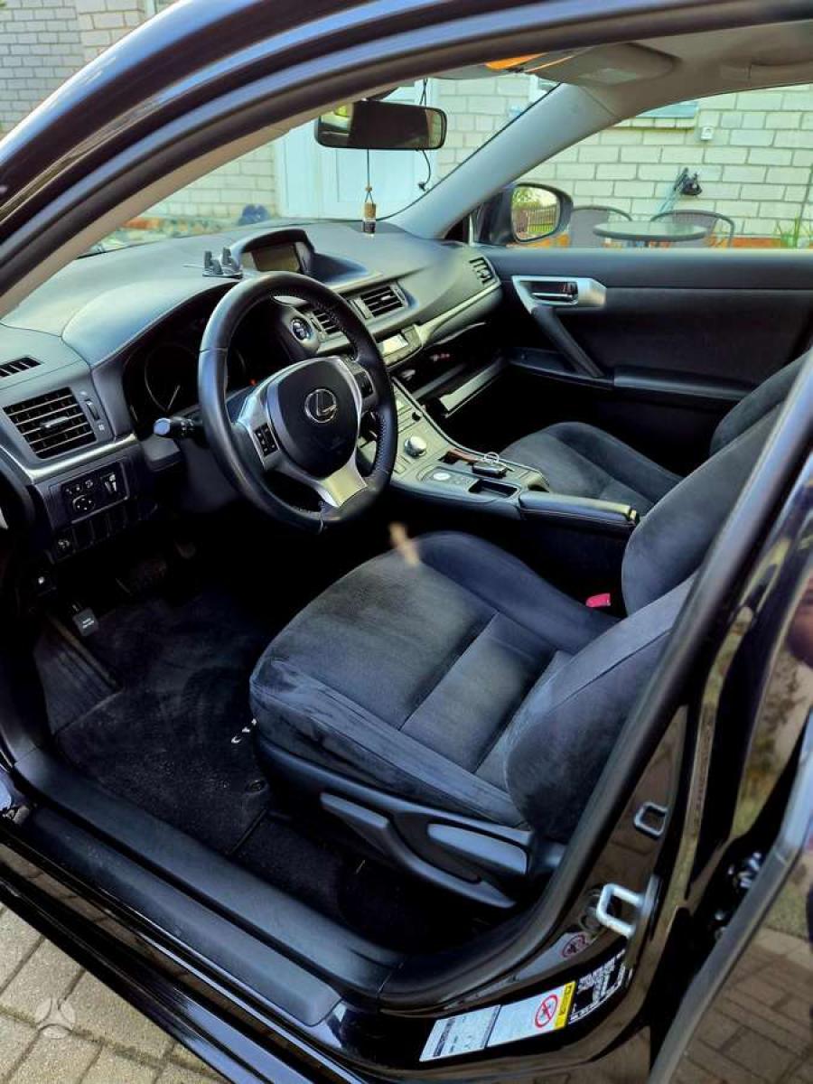 Black Lexus CT 200h 2013 in Vilnius, with an engine capacity of 1.80 L and mileage of 273 thousand km for 8200 €, photo 8 on AUTOMOTO.COM.LV