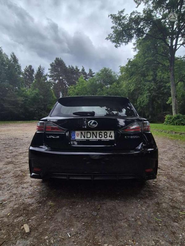 Black Lexus CT 200h 2014 in Vilnius, with an engine capacity of 1.80 L and mileage of 253 thousand km for 10999 €, photo 4 on AUTOMOTO.COM.LV