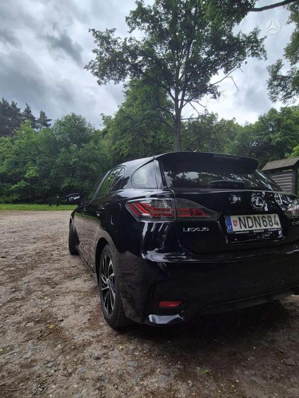 Black Lexus CT 200h 2014 in Vilnius, with an engine capacity of 1.80 L and mileage of 253 thousand km for 10999 €, photo 7 on AUTOMOTO.COM.LV