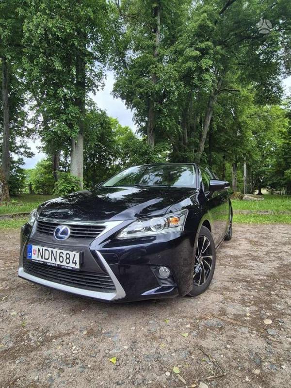 Black Lexus CT 200h 2014 in Vilnius, with an engine capacity of 1.80 L and mileage of 253 thousand km for 10999 €, photo 8 on AUTOMOTO.COM.LV