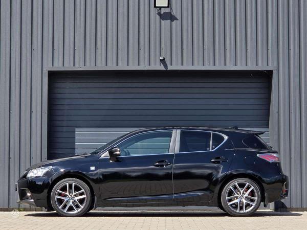 Black Lexus CT 200h 2014 in Kaunas, with an engine capacity of 1.80 L and mileage of 250 thousand km for 10999 €, photo 2 on AUTOMOTO.COM.LV