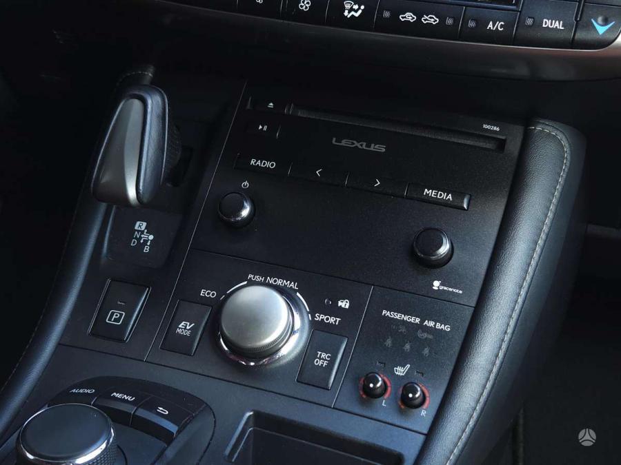 Black Lexus CT 200h 2014 in Kaunas, with an engine capacity of 1.80 L and mileage of 250 thousand km for 10999 €, photo 19 on AUTOMOTO.COM.LV