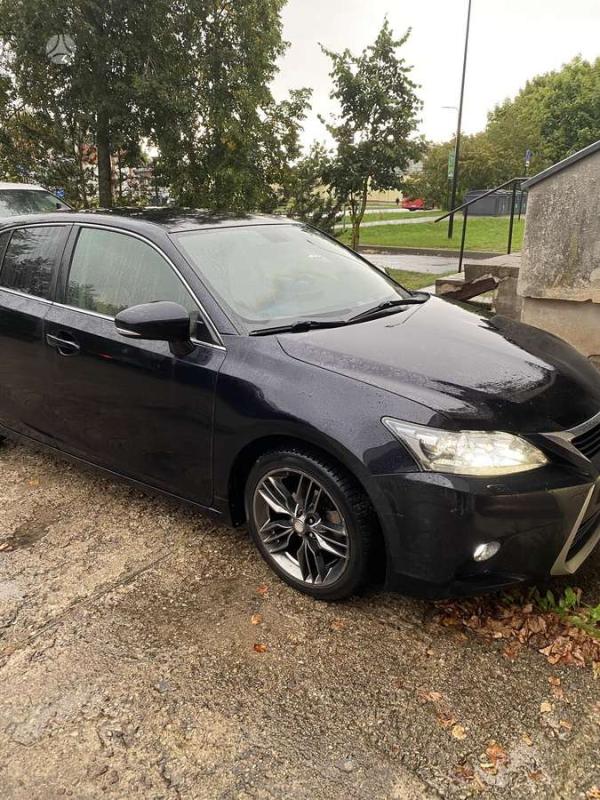 Black Lexus CT 200h 2014 in Vilnius, with an engine capacity of 1.80 L and mileage of 258 thousand km for 11400 €, photo 3 on AUTOMOTO.COM.LV