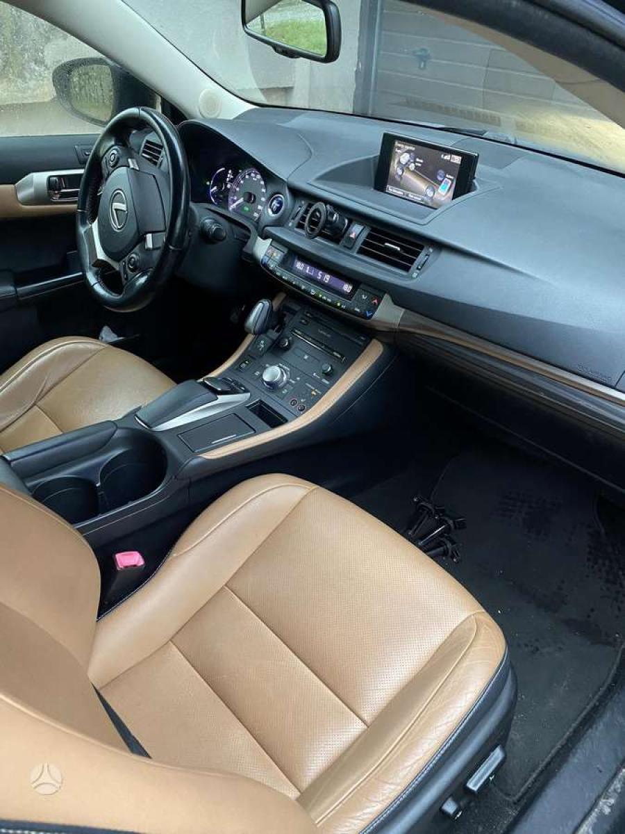 Melns Lexus CT 200h 2014 Viļņa, ar dzinēja tilpumu 1.80 L un nobraukumu 258 tūkst. km par 11400 €, foto 5 vietnē AUTOMOTO.COM.LV