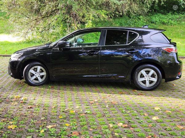 Black Lexus CT 200h 2014 in Vilnius, with an engine capacity of 1.80 L and mileage of 208 thousand km for 10400 €, photo 9 on AUTOMOTO.COM.LV