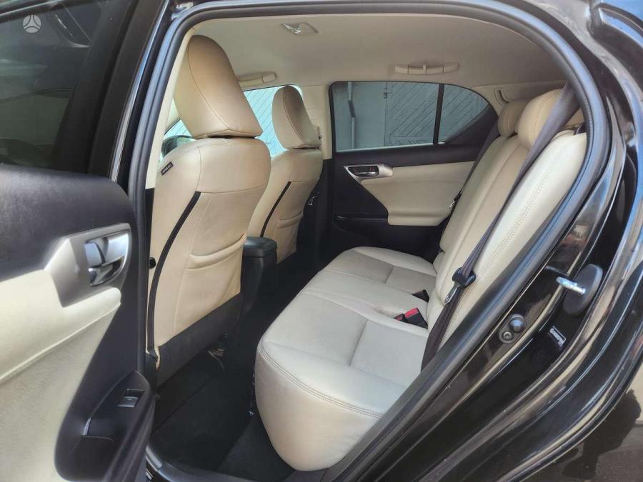Melns Lexus CT 200h 2014 Viļņa, ar dzinēja tilpumu 1.80 L un nobraukumu 208 tūkst. km par 10400 €, foto 24 vietnē AUTOMOTO.COM.LV
