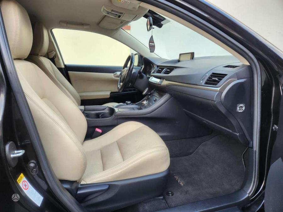 Melns Lexus CT 200h 2014 Viļņa, ar dzinēja tilpumu 1.80 L un nobraukumu 208 tūkst. km par 10400 €, foto 27 vietnē AUTOMOTO.COM.LV