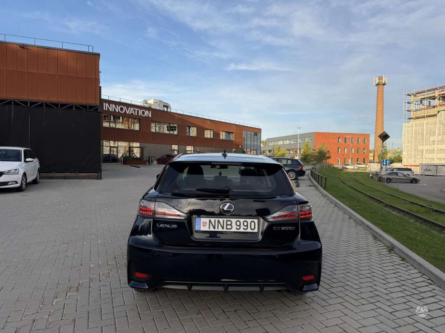 Melns Lexus CT 200h 2014 Klaipėda, ar dzinēja tilpumu 1.80 L un nobraukumu 330 tūkst. km par 11500 €, foto 6 vietnē AUTOMOTO.COM.LV