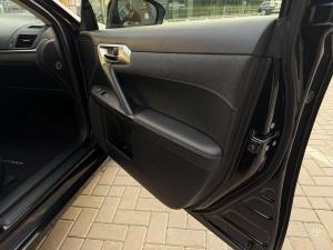 Melns Lexus CT 200h 2014 Klaipėda, ar dzinēja tilpumu 1.80 L un nobraukumu 330 tūkst. km par 11500 €, foto 26 vietnē AUTOMOTO.COM.LV