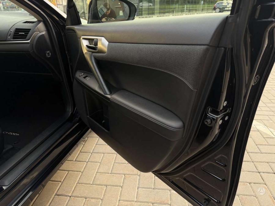 Melns Lexus CT 200h 2014 Klaipėda, ar dzinēja tilpumu 1.80 L un nobraukumu 330 tūkst. km par 11500 €, foto 26 vietnē AUTOMOTO.COM.LV