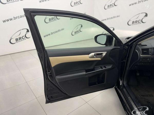 Black Lexus CT 200h 2015 in Vilnius, with an engine capacity of 1.80 L and mileage of 147 thousand km for 10000 €, photo 6 on AUTOMOTO.COM.LV
